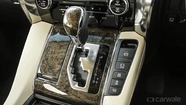 Toyota Vellfire driven - Now in pictures - CarWale