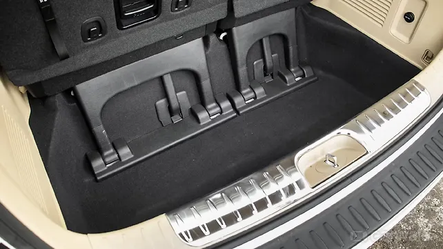 Kia Carnival vs Toyota Innova Crysta: Interior dimensions compared ...