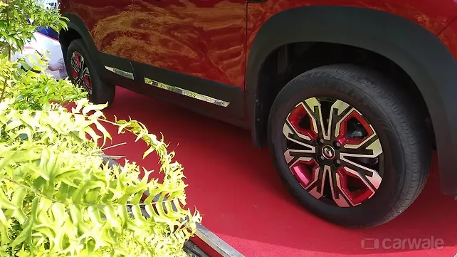 Renault Kiger with accessories - Now in pictures - CarWale