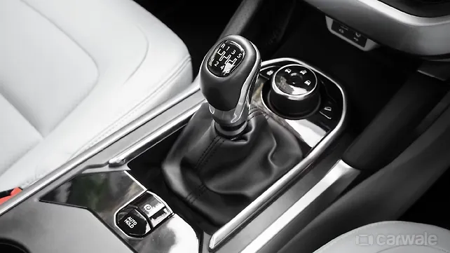 Tata Safari diesel manual vs auto: performance figures comparison - CarWale