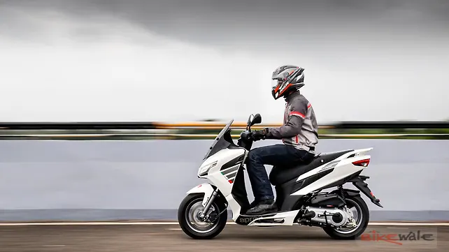 Aprilia SXR 125 Price - Mileage, Images, Colours | BikeWale