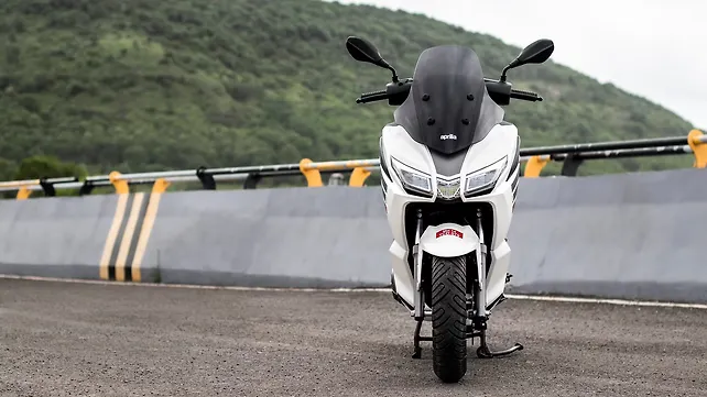 Aprilia SXR 125 Right Front Three Quarter Image - BikeWale