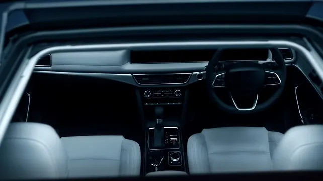 Mahindra XUV700 interior and features revealed in a new teaser video ...