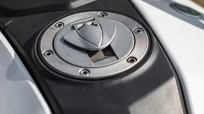 Benelli TNT 25 Price, Images & Used TNT 25 Bikes - BikeWale