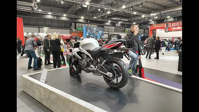 Aprilia Tuono 457 Price - Mileage, Images, Colours | BikeWale