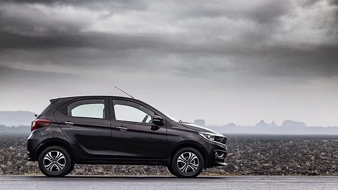 Tiago XZ Plus on road Price | Tata Tiago XZ Plus Features & Specs