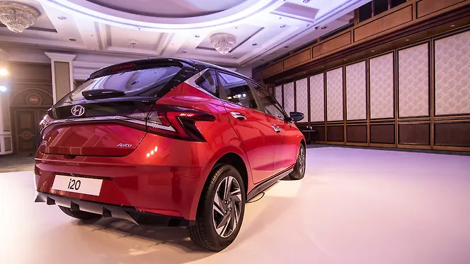 i20 Asta 1.2 MT on road Price | Hyundai i20 Asta 1.2 MT Features & Specs